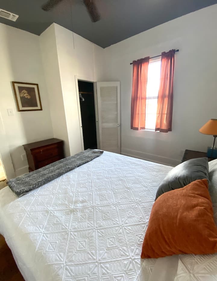 Sleeps 4/ Fenced Yard/ Pet Friendly/ Near Downtown - San Angelo, TX