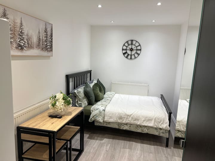 Modern Studio Flat With Free Parking - Slough