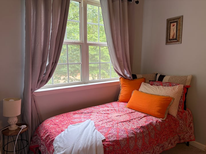 Stairway Studio #4 Private Bath, Wifi, Front Porch - Cartersville, GA
