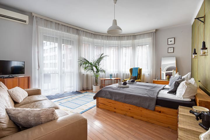 Charming Vintage Apartment Near Bars And Bistros - Ungarn