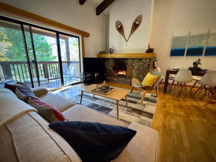 Sleek, Cozy Retreat With Fireplace In Tahoe City - Tahoe City, CA