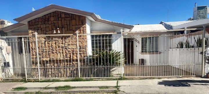Casa Grande., 4 Recamaras,calefacción,patio Propio - Delicias