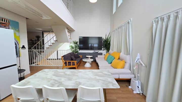 이쁜빌라 50평대
3층 복층 Tv(85in),예쁜숙소,까페거리,공항 가까운 도착 ㅎ - South Korea