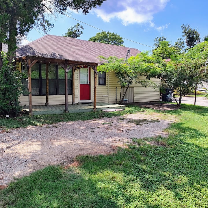 Red Door Guest House - Waco, TX