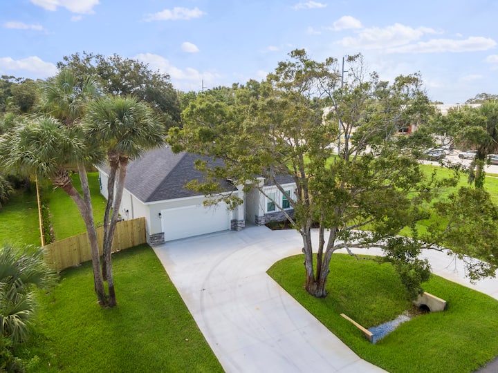 Stunning Home, Great Location To Unwind Or Explore - Vero Beach, FL