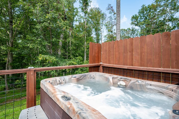 Cozy Cabin! Hot Tub/goats/close2asheville - Weaverville, NC