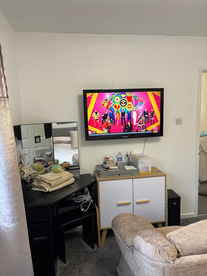 Quite Cal De Sac Free Off Road Parking 42” Tv - Swindon