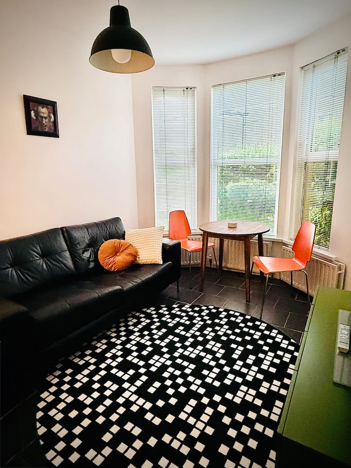 The Duff 1-bed Flat: Walk To Marina, Shops & Train - Carrickfergus