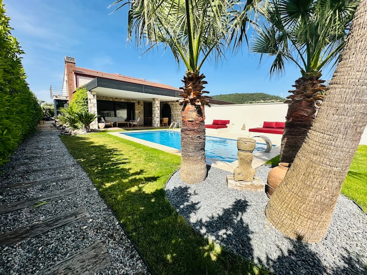 Bağyolu öZel Havuzlu Lüx Taş Villa 
Geniş Bahçe - Urla
