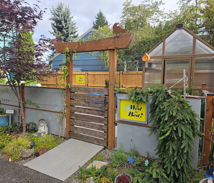 West Is Best! Quiet, Cozy West Seattle Guest Suite - Seattle, WA
