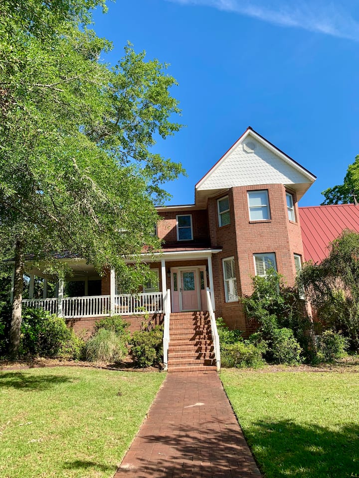 Coastal Home With Wrap Around Porch And Sunroom - Swansboro, NC