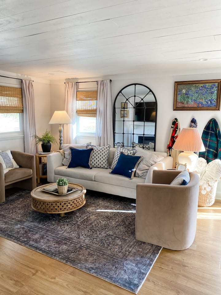 Luxury Farm Cottage - Hot Tub & Patio - Lancaster, PA