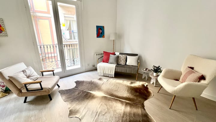 Central, Cozy Studio - Newly Renovated & Clean - Barcelona