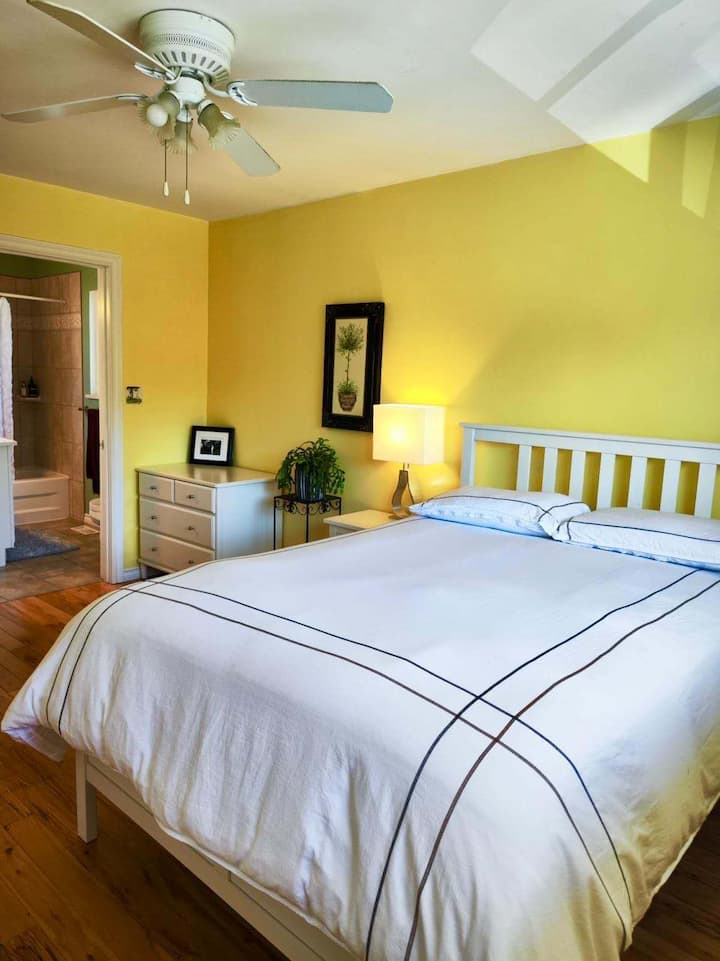 Clean & Cozy Maple Leaf Home - Surrey