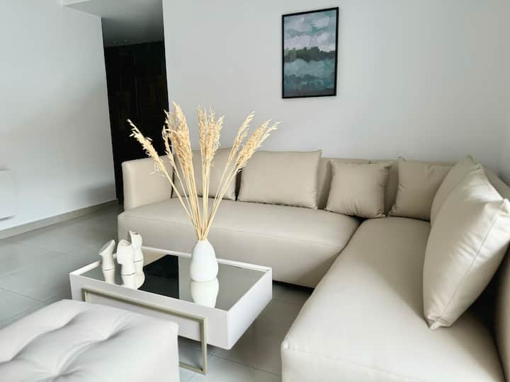 Elegant, Pool, 2 Bedroom, Gym - Manta