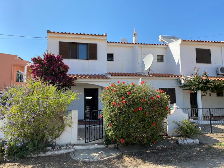 Haus Mit Grünem Garten - Monte Gordo