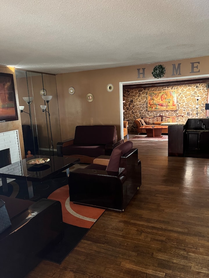 Cheerful 3-bedroom Home With Indoor Fireplace - Torrance, CA