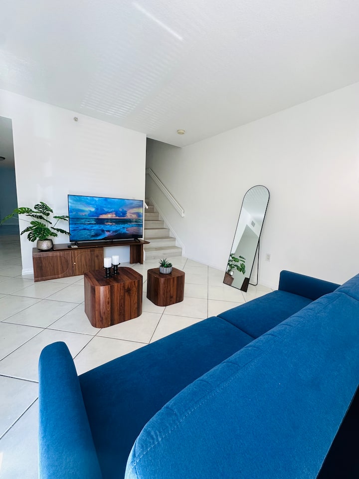 Beautiful 2/2.5 Condo W/free Parking Fast Wifi - Zoo Miami, Miami