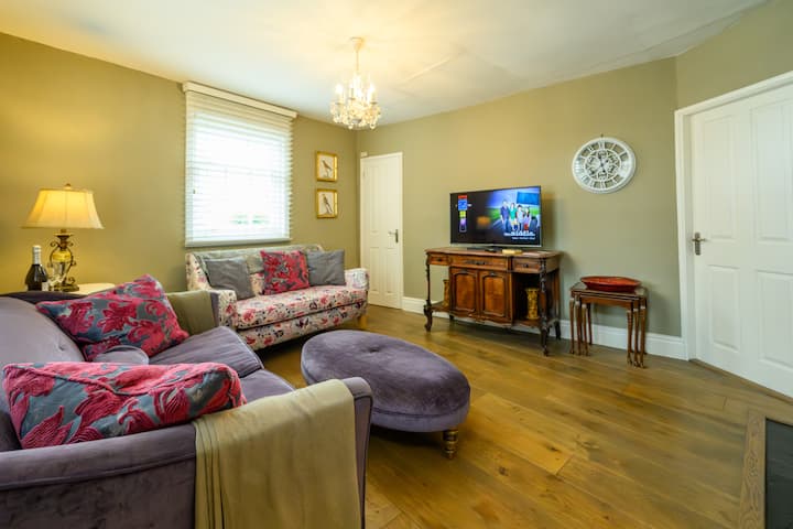 Charming 2-bed Townhouse With Parking, Near Centre - Shrewsbury