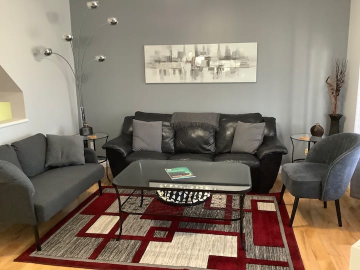 Bright & Spacious 3 Bdrm Home, Close To Downtown - Winnipeg