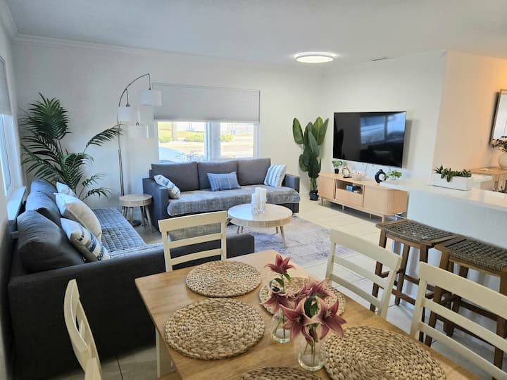 Beautiful 2bd 2ba Condo Minutes To Beach/heat Pool - St. Pete Beach, FL