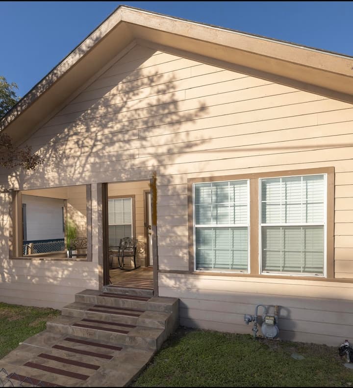 Fun Downtown Home Near Riverwalk - Alamo Heights, TX