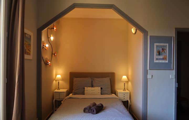 Charming Studio Overlooking A Beautiful Garden - Nice