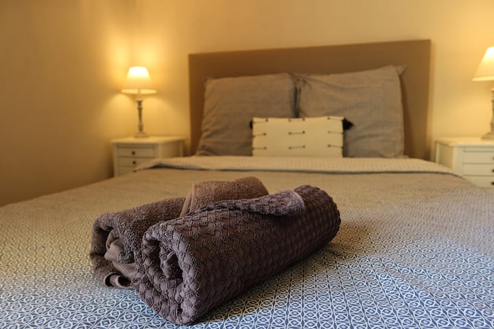 Charming Studio Overlooking A Beautiful Garden - Nice