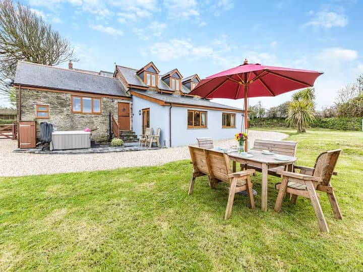 Barn Conversation With Hot Tub Sleeps 6 - North Devon District