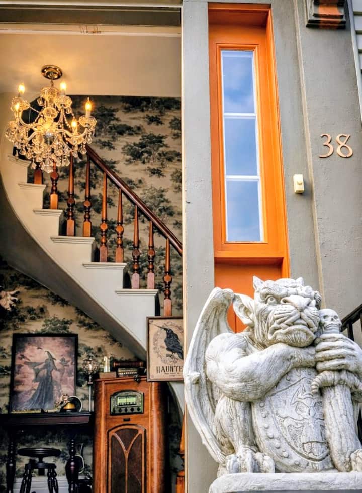 Spooky Chic - 3 Queen Beds Free Parking & Haunted! - Salem, MA