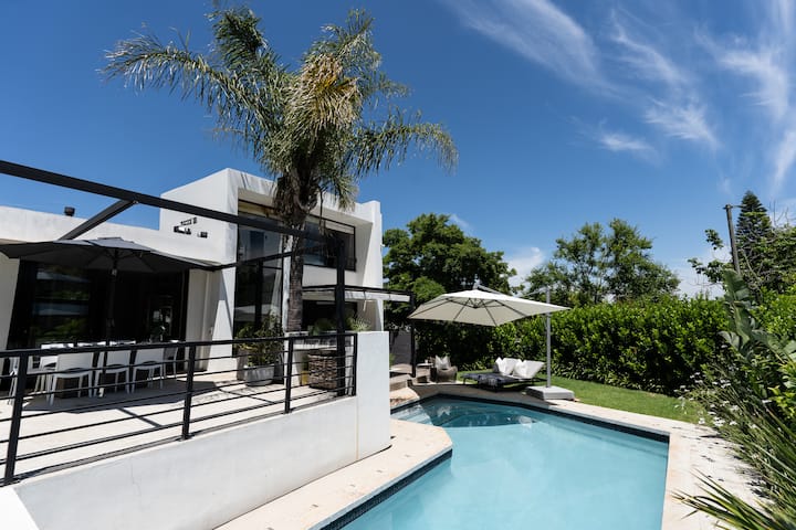 Luxurious 3 Bedroom House With Swimming Pool - Stellenbosch