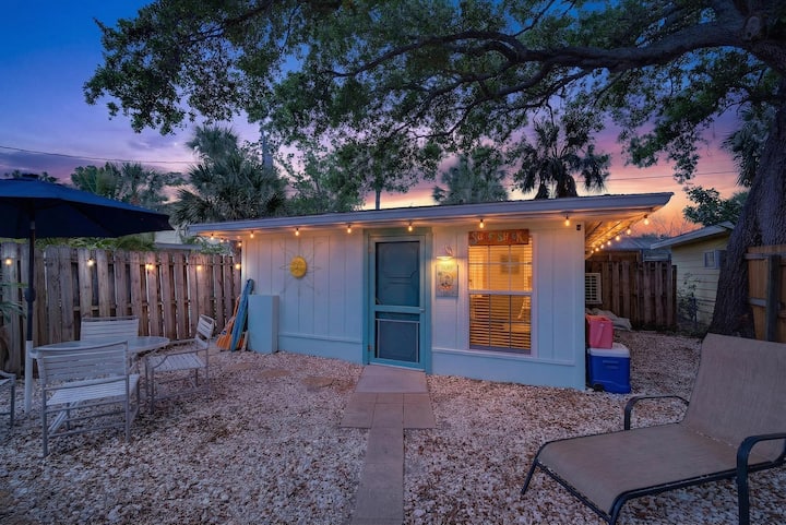 Surf Shack- Walk To Village/boat Dock Included - Siesta Key, FL