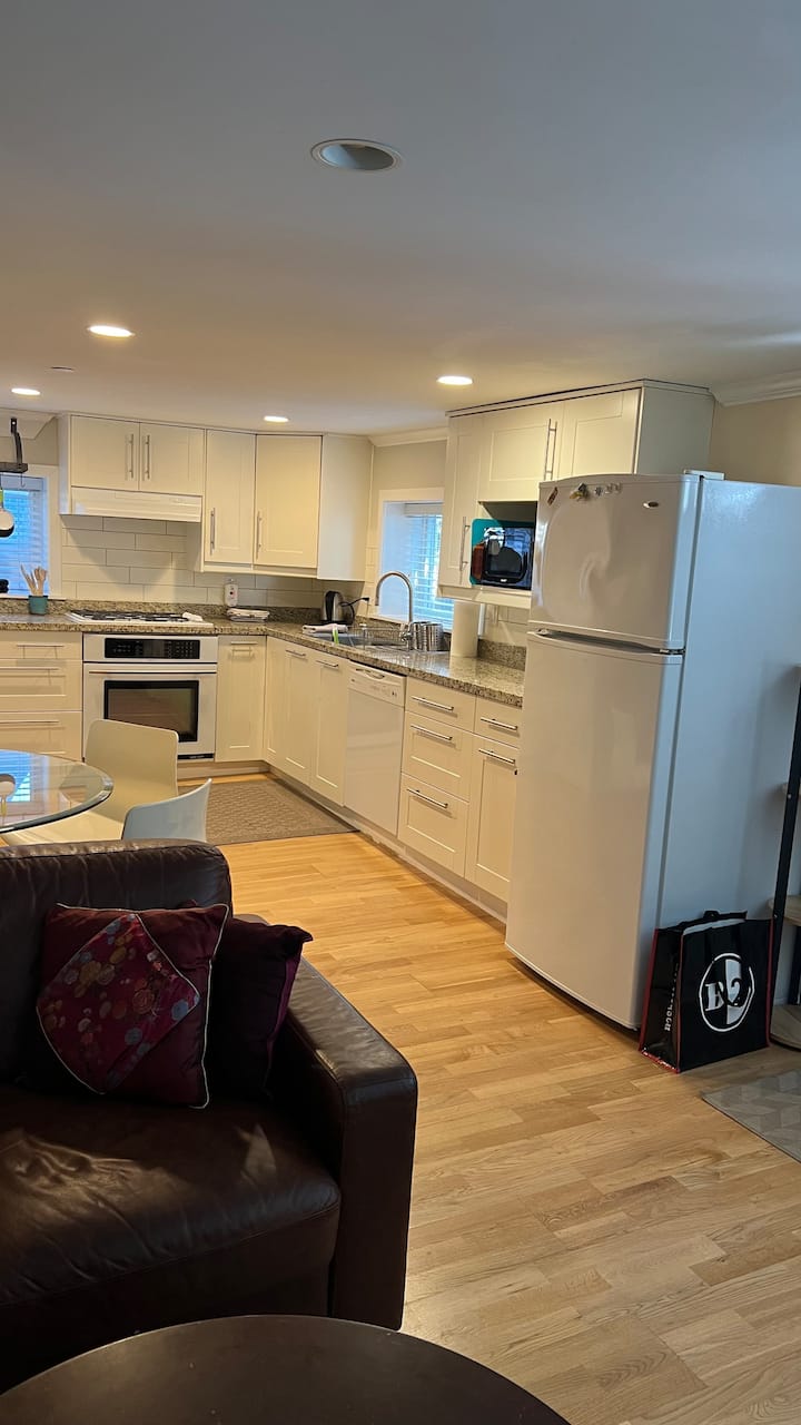 Two Bedroom Suit : 1 Min From Canada Line Train - Vancouver