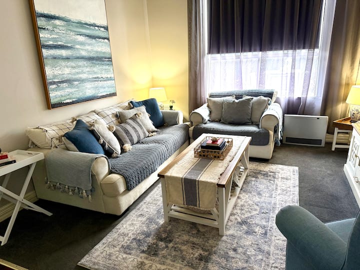 Pool + River Views. 20% Off Ballooning For Guests* - Northam