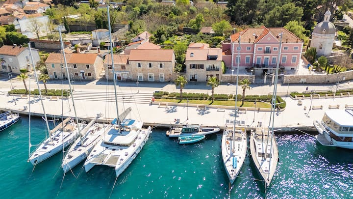 Seafront Stone Home | King Beds | Garden | Balcony - Stari Grad