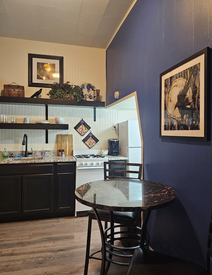 Raven's Chamber Off Bentonville Square - Bentonville, AR