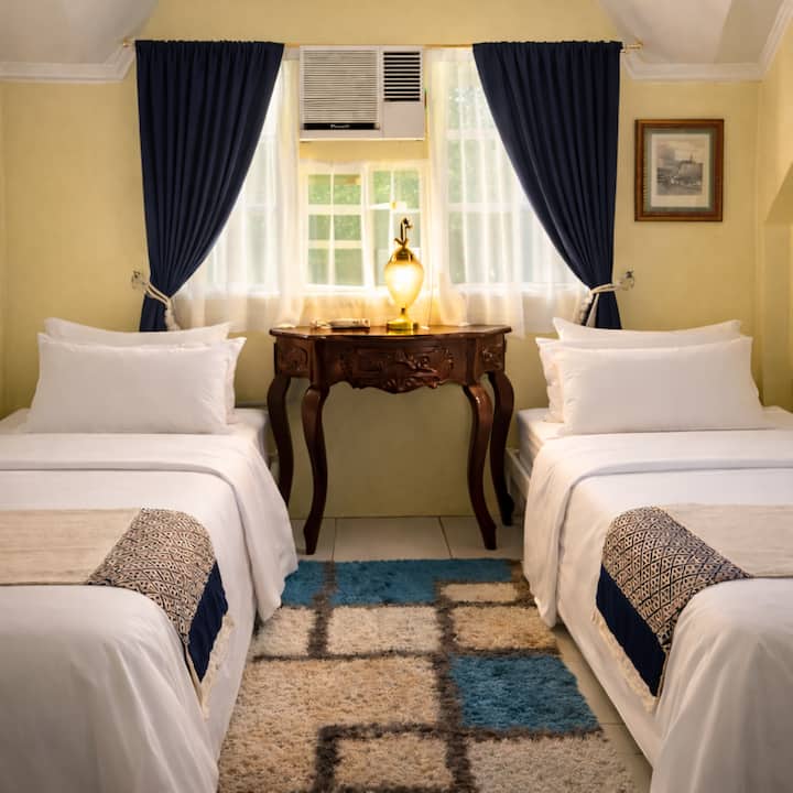 Valencia, Negor 
Amaryllis Room - Valencia City