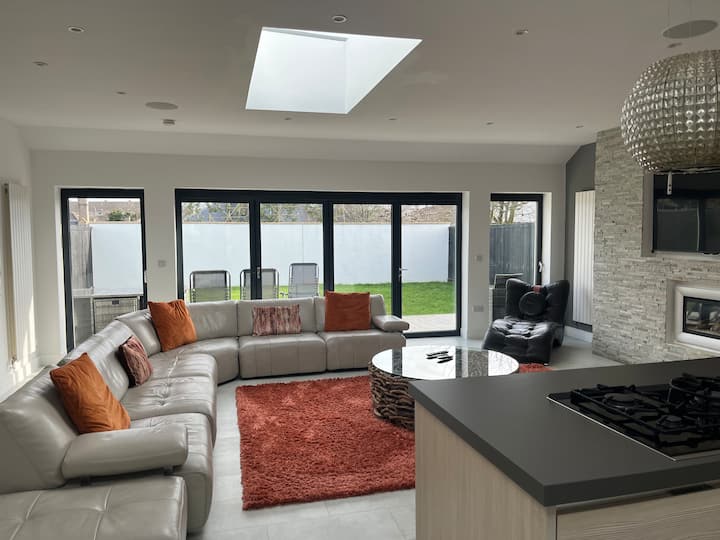 Perfect 4 Bedroom 2 Bathroom Home - Musselburgh