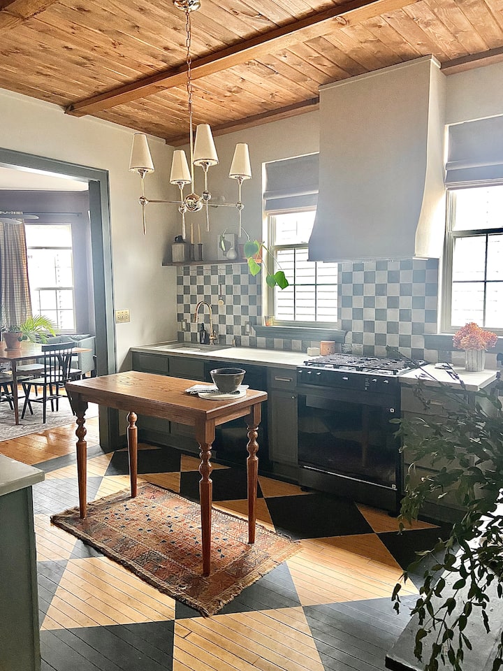 Spacious+mod Booth St Apt W Yard | Brewer’s Hill - Milwaukee, WI