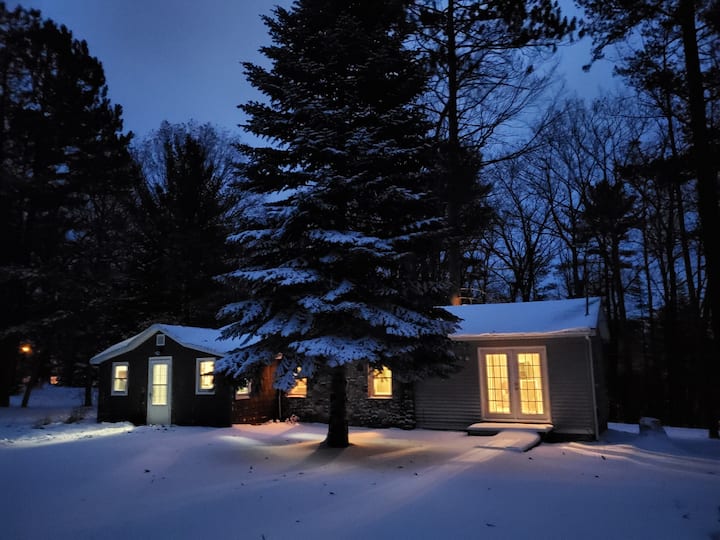 Cozy Winter Cottage- By Mullett Lk. Ice Fish, Ski! - Indian River, MI