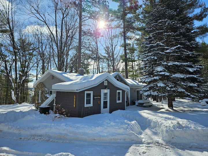 Cozy Winter Cottage- By Mullett Lk. Ice Fish, Ski! - Mullett Lake, MI