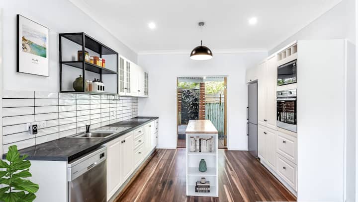 Bright, Spacious Coastal Home – Walk To Beach! - Moreton Island