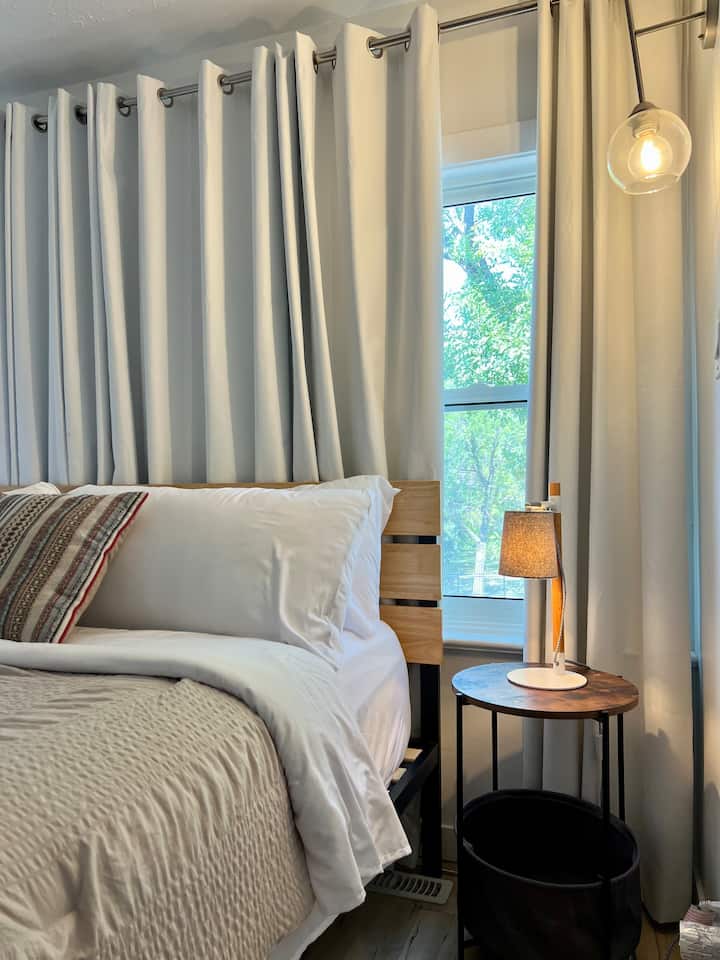 Bright 2 Bdrm Upper Suite In Historic Home! - Lethbridge