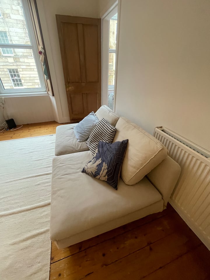 Property On Beautiful Street Away From Tourists - Edinburgh, UK