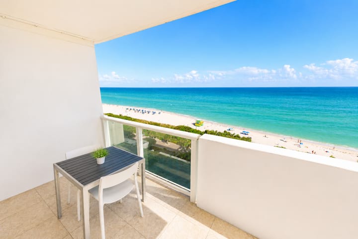 Ocean-view Balcony Studio | Beach + Free Valet - Miami Beach