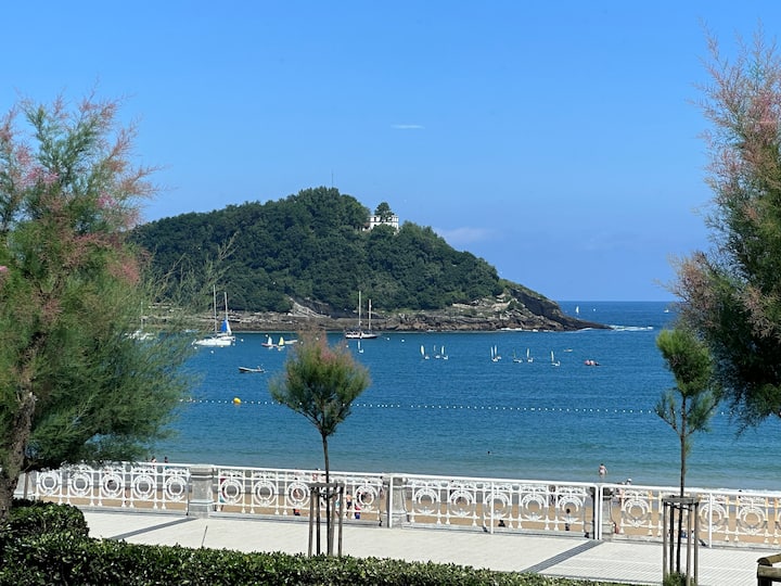 The Calm Amongst The Storm Room - Donostia-San Sebastian