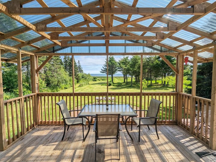 Ocean Front Cozy Cottage Home On Beach & Boardwalk - Prince Edward Island