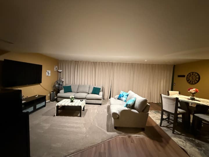 Big Guest Suite, 1bd, 1bth And Spacious Living - Aurora