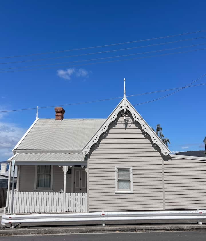 West Hobart Cottage With River And City Views - ホバート