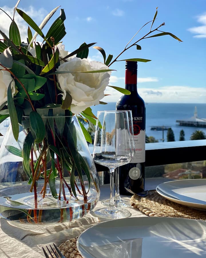 Bayview Luxe. Waterfront Views! Cbd - Eastern Beach, Victoria